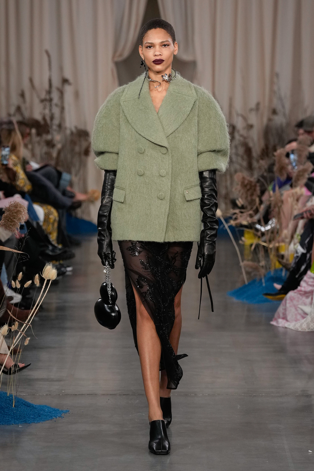 MILANO - SARA ROKA : défilé automne-hiver 23-24 - Harper's Bazaar