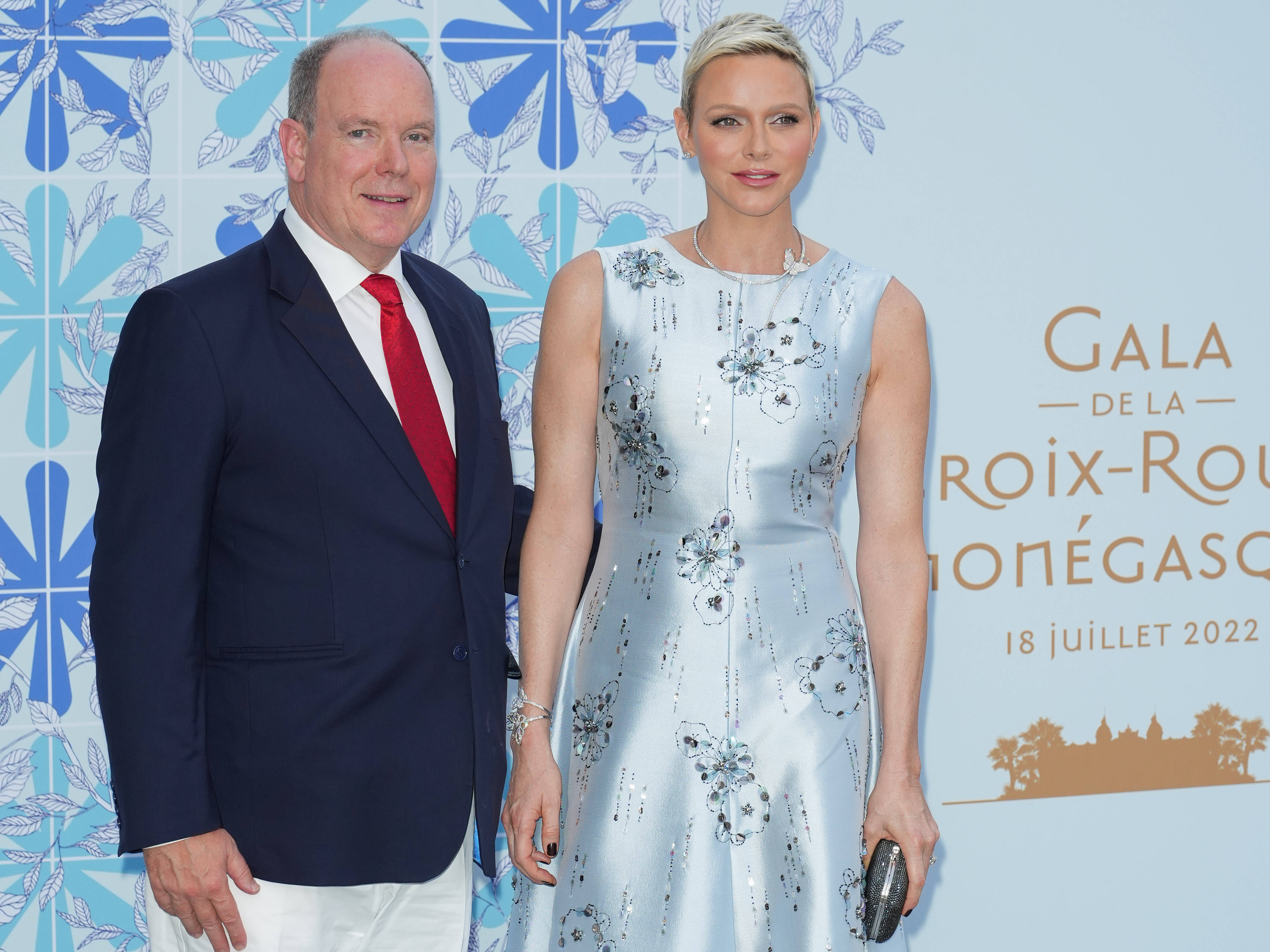 Charlène de Monaco, rayonnante en blanc, avec le prince Albert et Camille Gottlieb au Gala de la ...