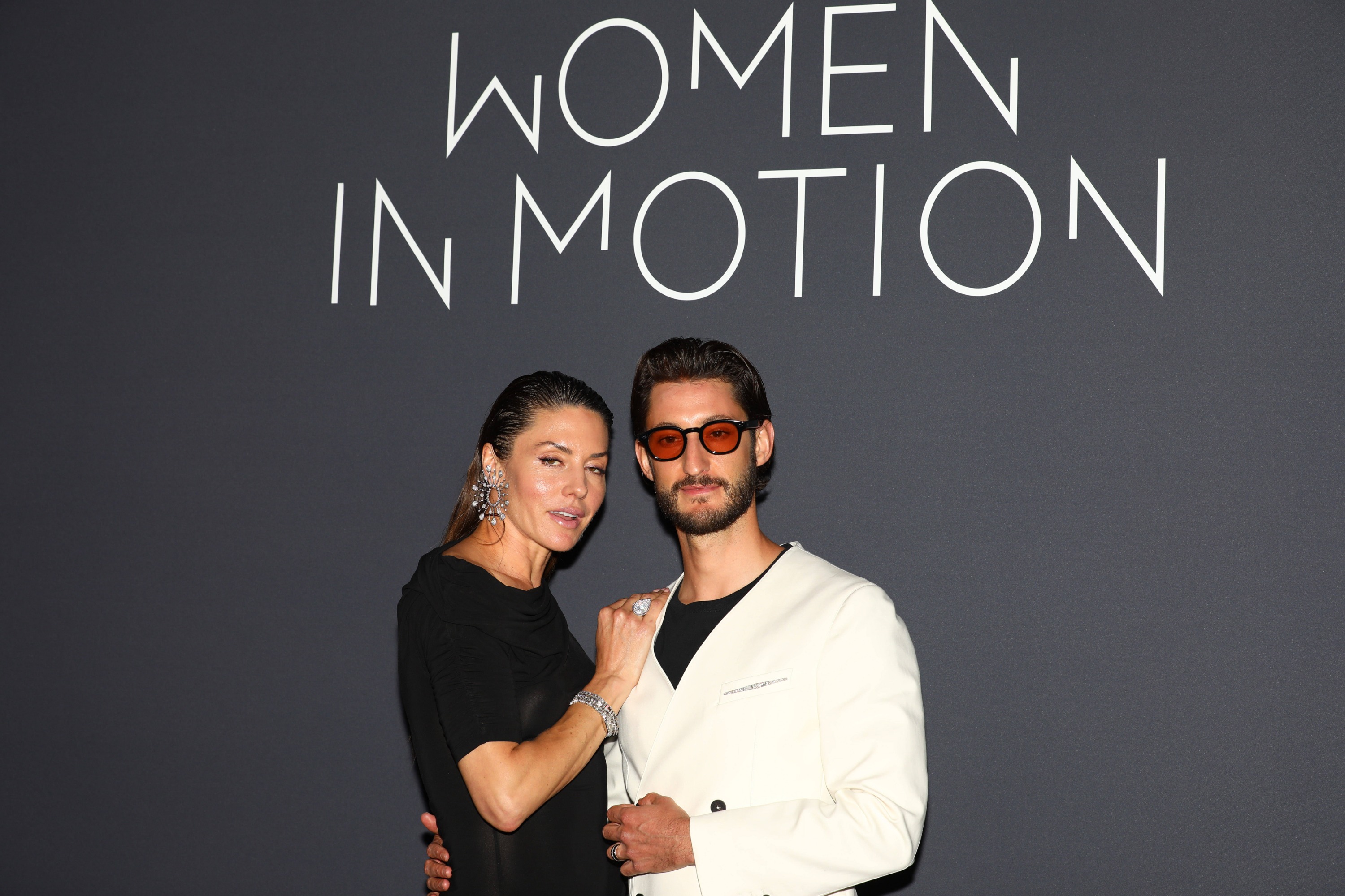 Pierre Niney et Natasha Andrews : leur belle histoire d'amour - Télé ...