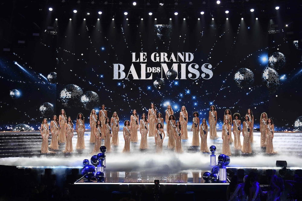 Miss France 2025 : les candidates défilent en tenues régionales ...